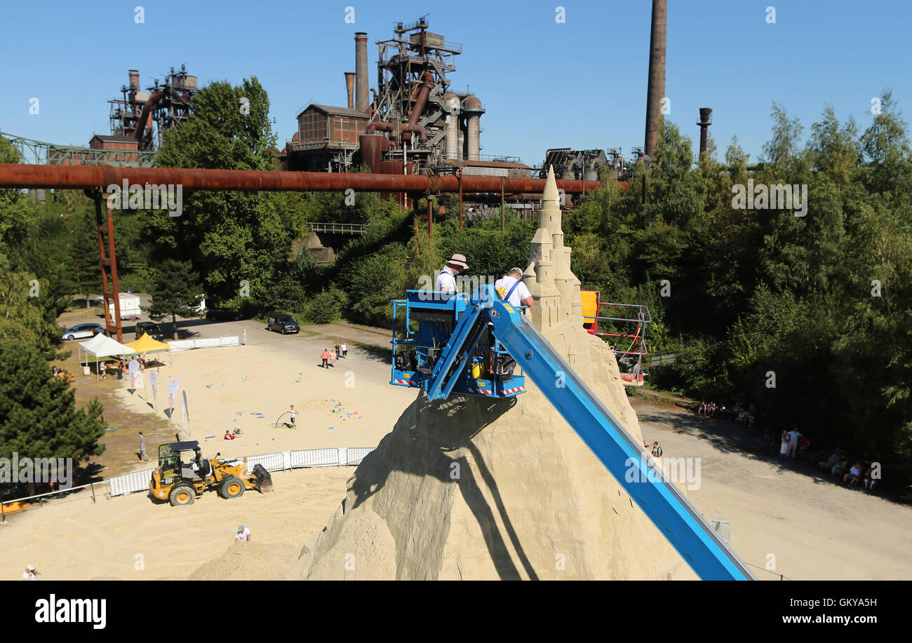 Collapsed sand castle hi-res stock photography and images - Alamy