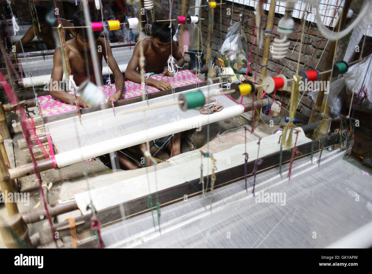 Near Dhaka, Bangladesh. 24th Aug, 2016. Handloom weaver weaves Jamdani saree on a traditional ...