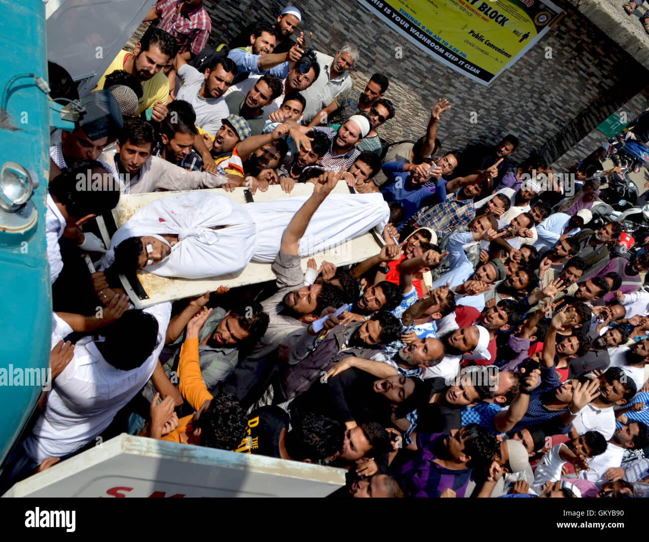 Srinagar, Kashmir. 24th August, 2016. people carry the dead body of ...