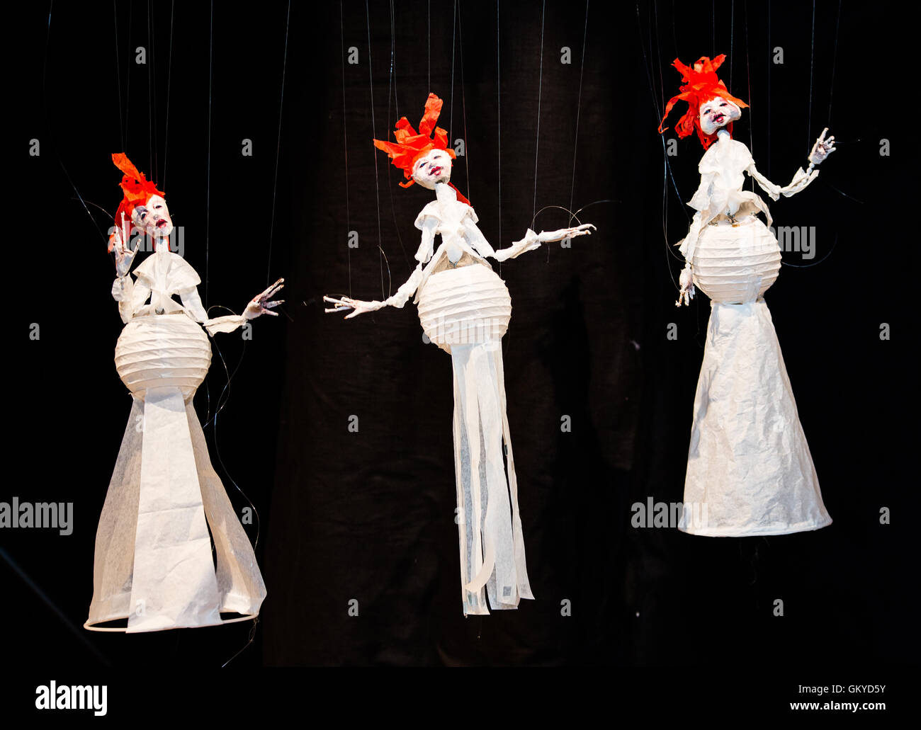 Stuttgart, Germany. 17th Aug, 2016. Lampion figures moved by Puppeteer ...
