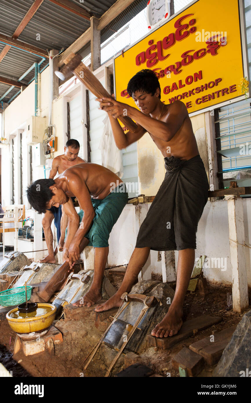 King galon gold leaf workshop hi-res stock photography and images - Alamy