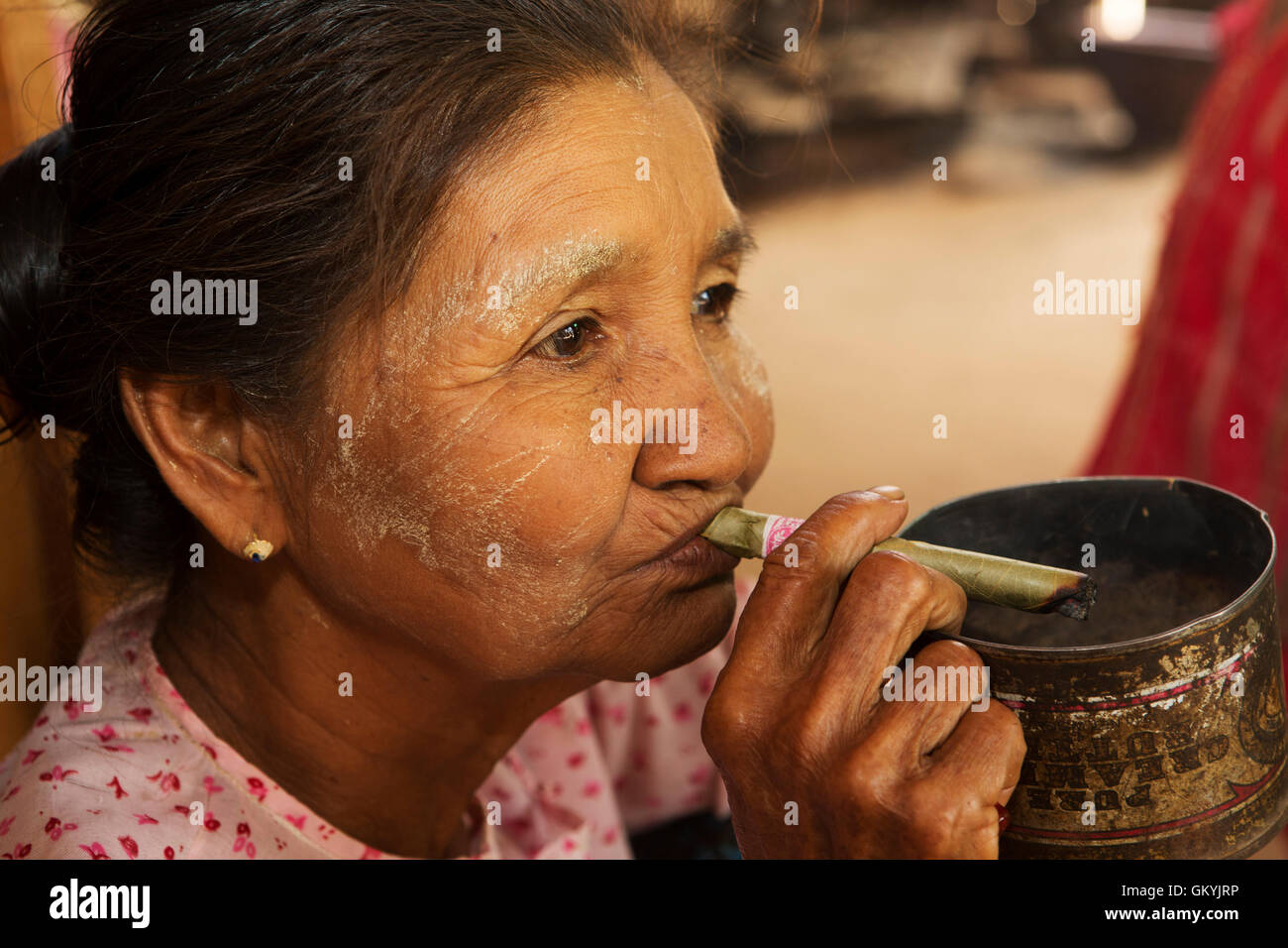 Female cigar smoker hi-res stock photography and images - Alamy