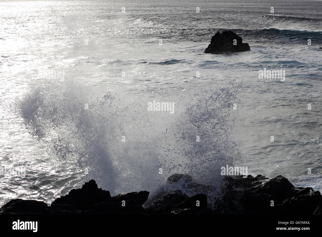 Crashing on the rocks Stock Photo - Alamy