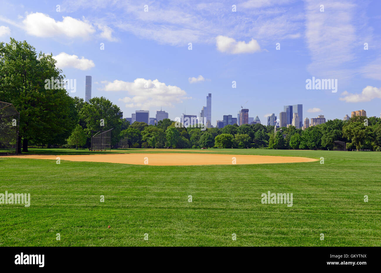 Green grass and baseball field of Central Park with Manhattan skyline ...