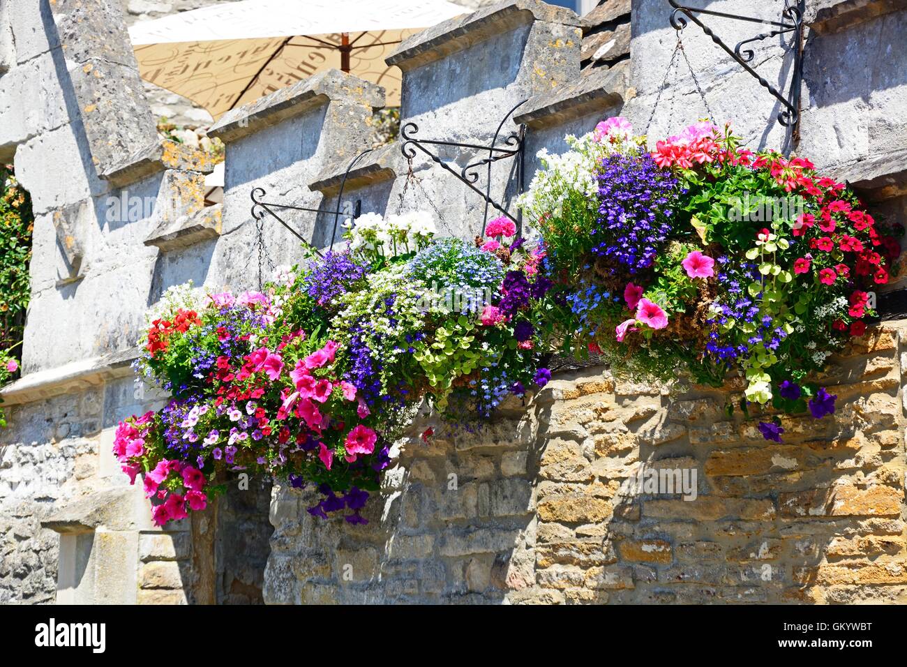 Pretty hanging baskets hi-res stock photography and images - Alamy