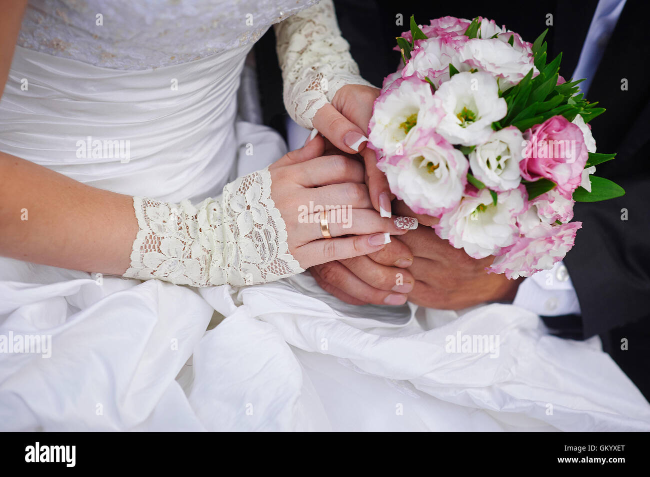 Brides hands with bouquet hi-res stock photography and images - Alamy