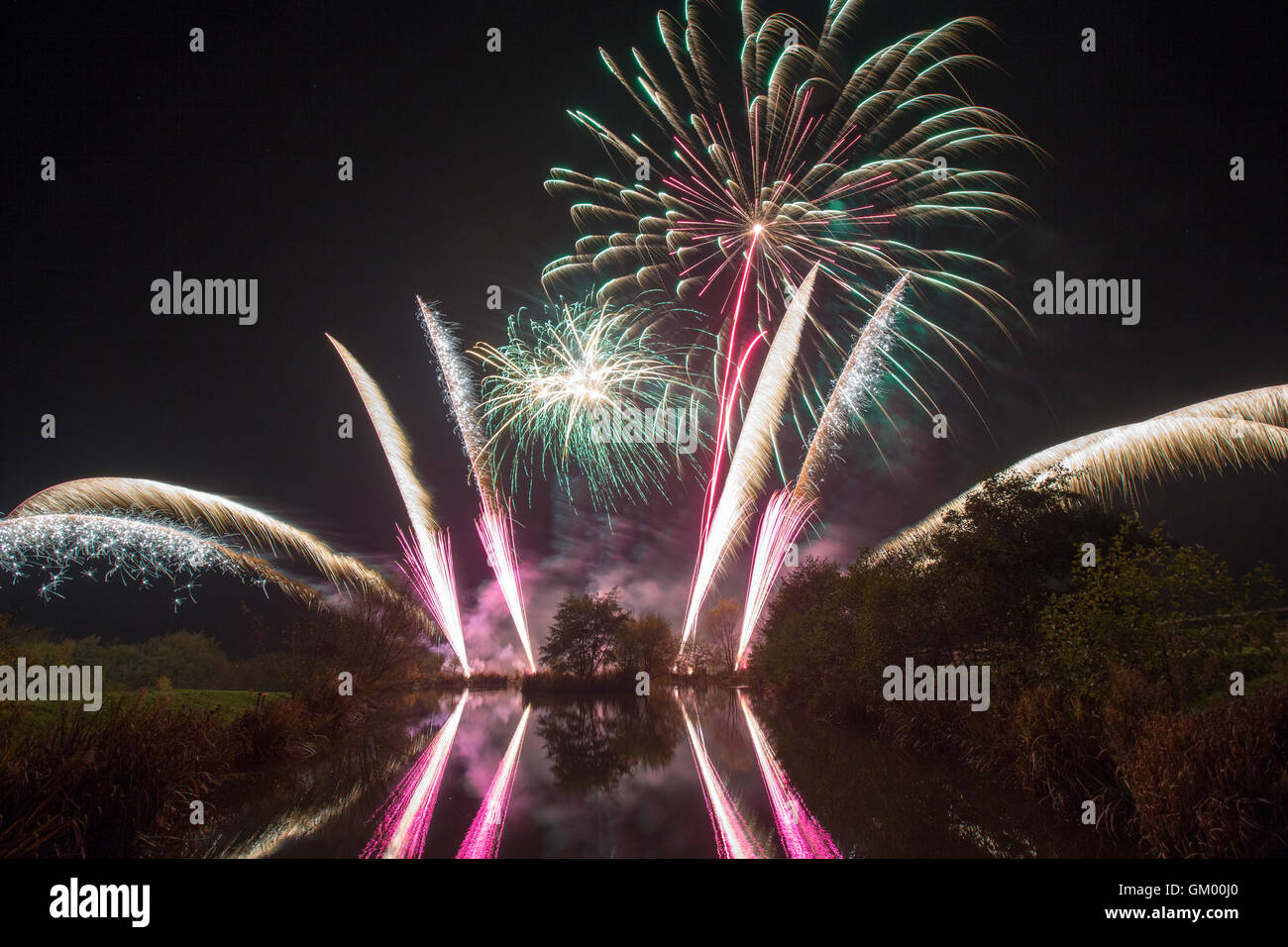 Guy fawkes bonfire hi-res stock photography and images - Alamy