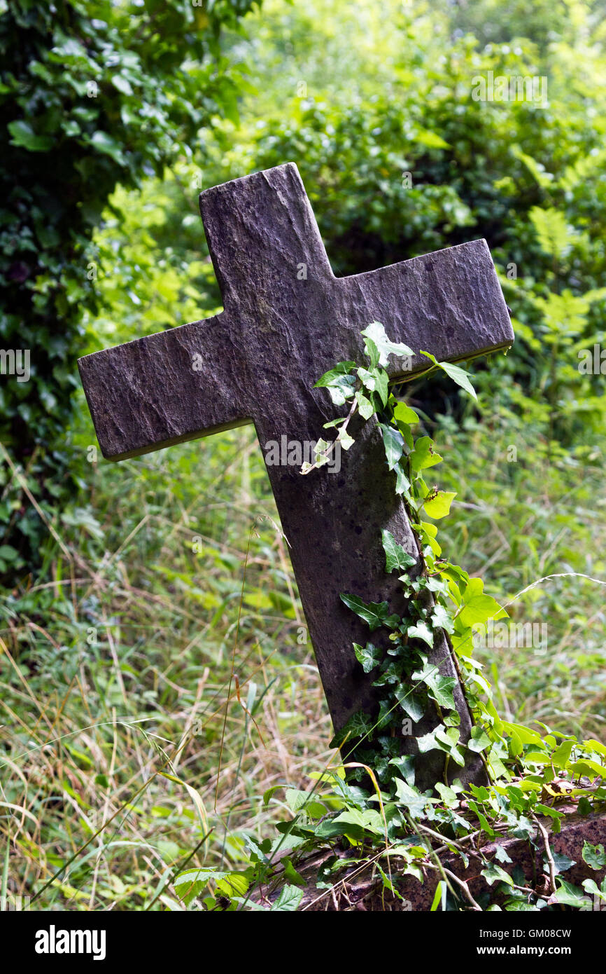 Grave death overgrown uk christian hi-res stock photography and images ...