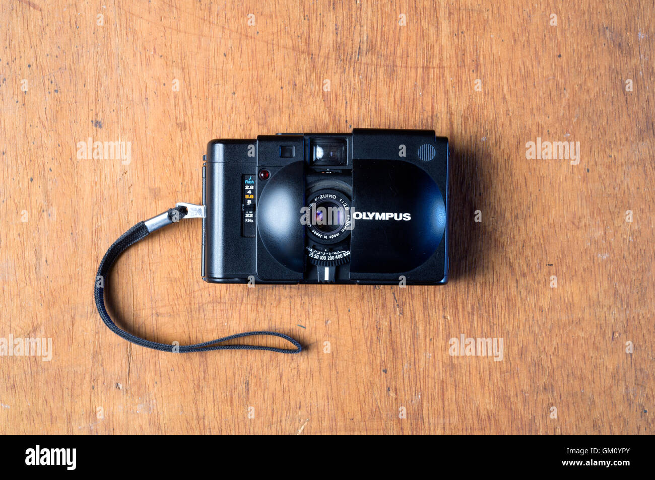 Old point and shoot film camera, still life Stock Photo - Alamy