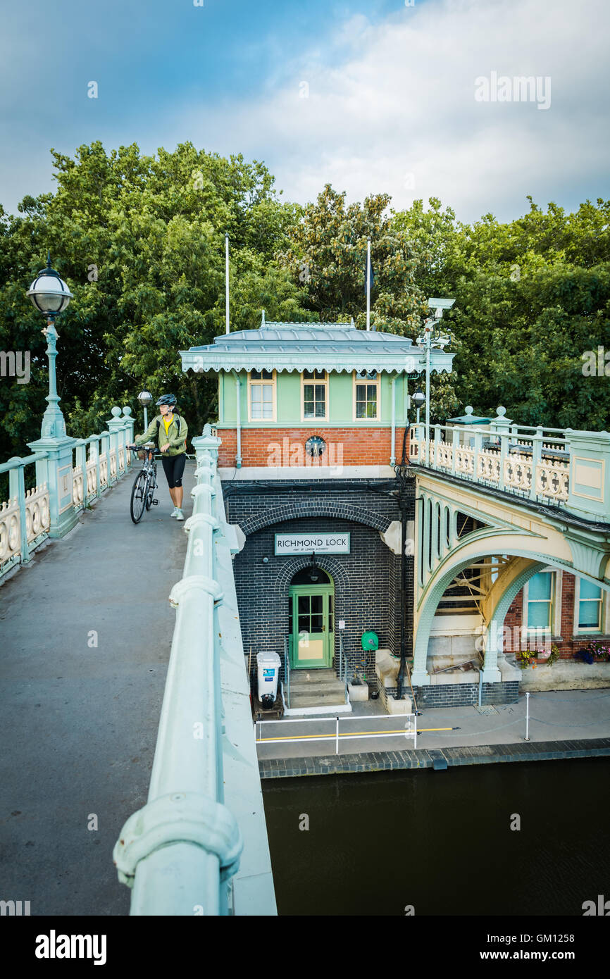Richmond Lock and Footbridge is a lock and pedestrian bridge on the ...