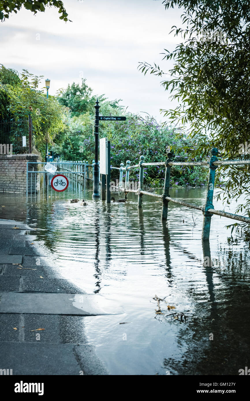 Flooding defences hi-res stock photography and images - Alamy