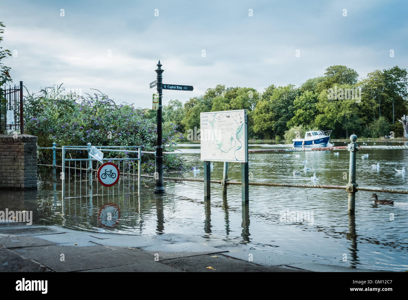 Thames path londres hi-res stock photography and images - Alamy