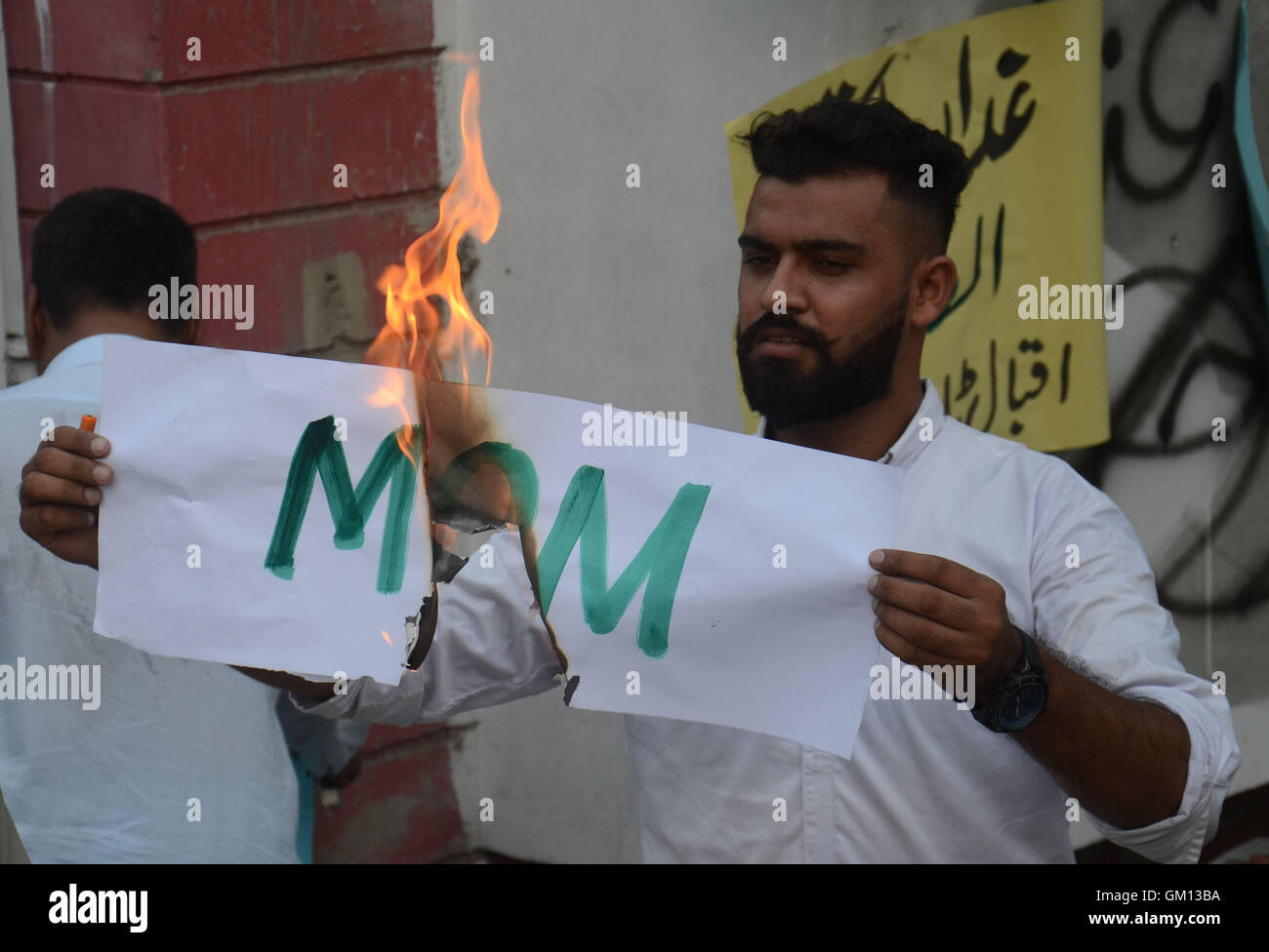 Pakistan flag burning hi-res stock photography and images - Alamy