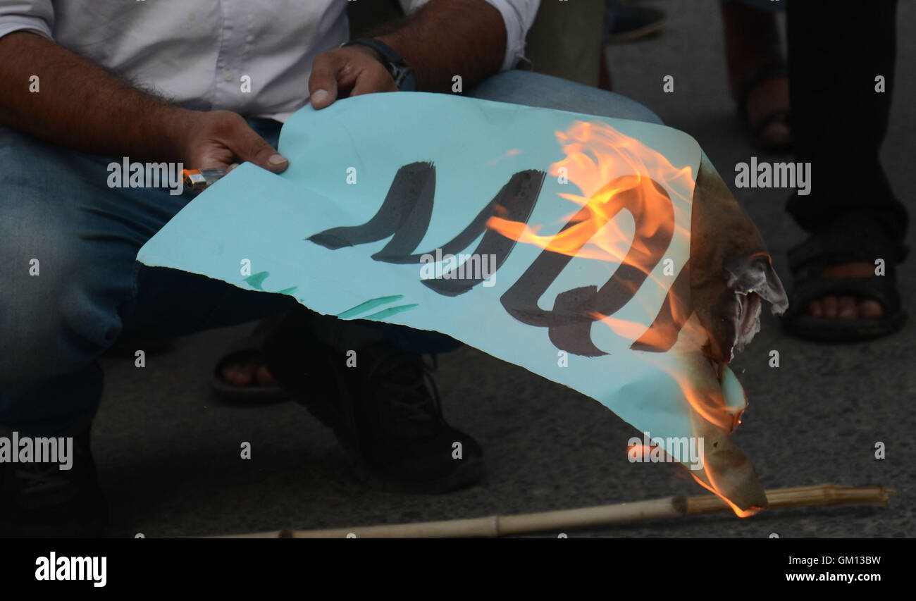 Pakistan flag burning hi-res stock photography and images - Alamy