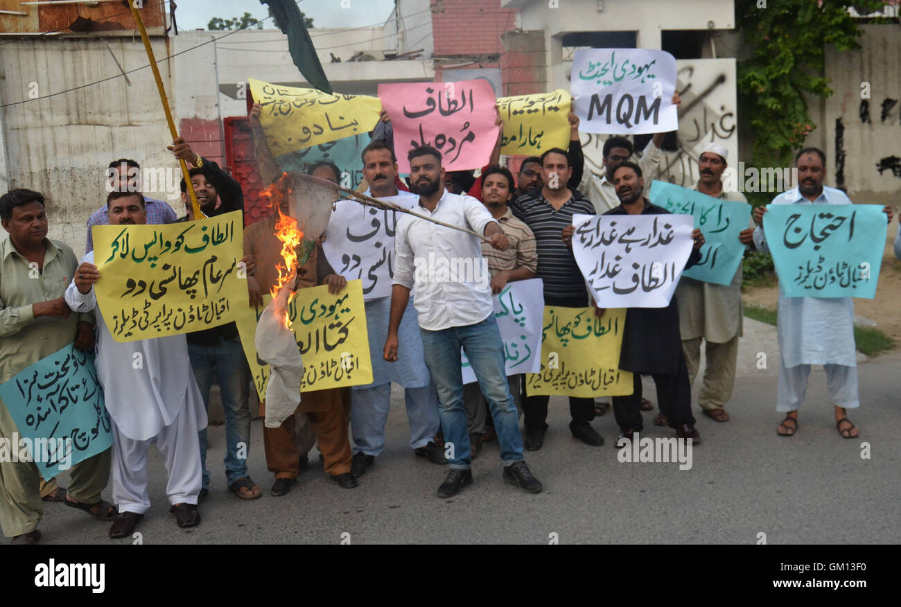 Lahore, Pakistan. 23rd August, 2016. Pakistani activists burning MQM's ...