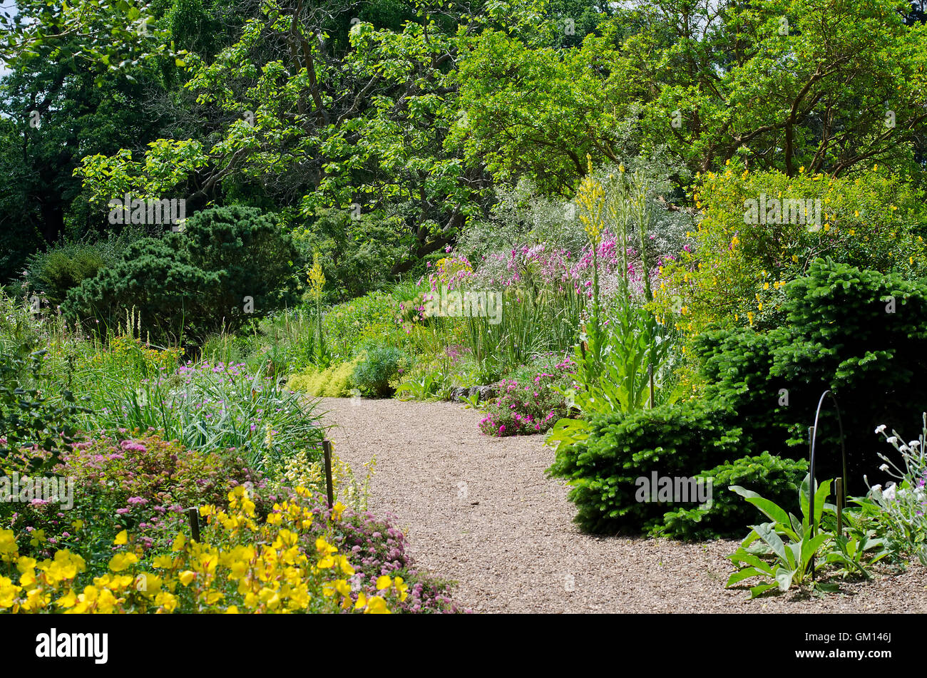English gardens hi-res stock photography and images - Alamy