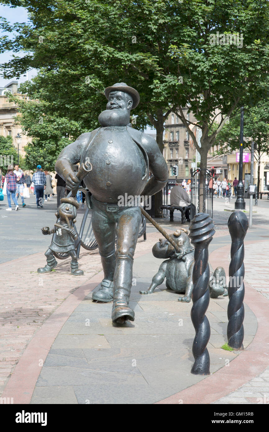 Desperate dan statue dundee city hi-res stock photography and images ...