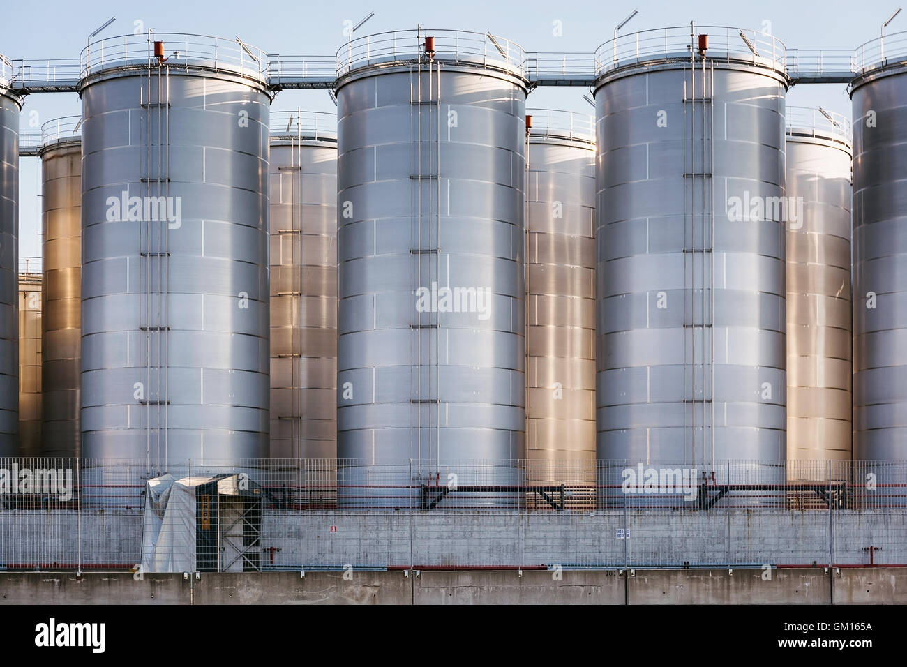 Liquid storage silos hi-res stock photography and images - Alamy