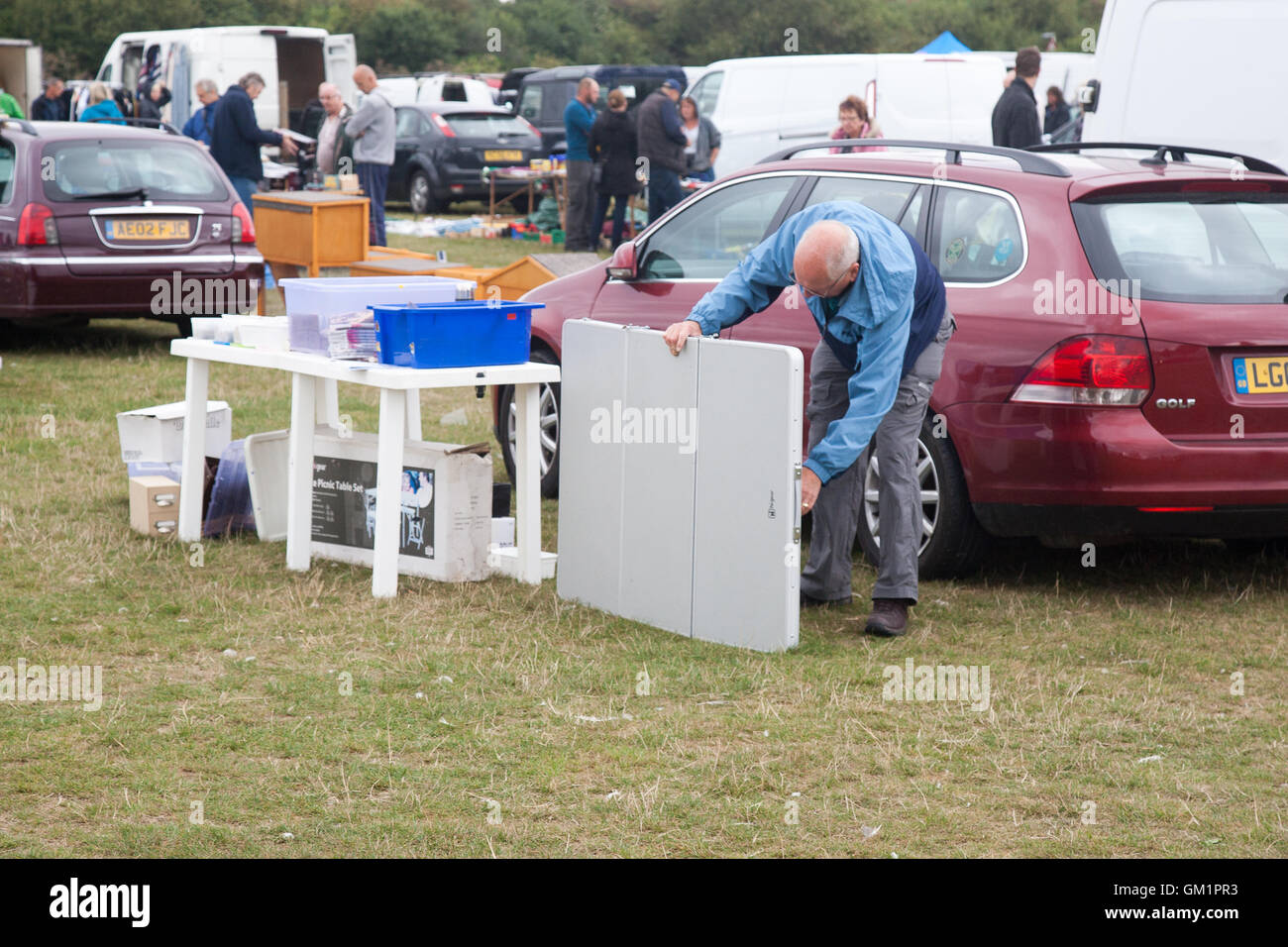 Browsing tables hi-res stock photography and images - Alamy