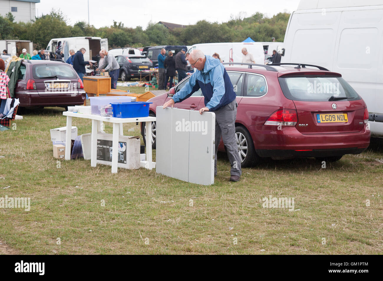 Browsing tables hi-res stock photography and images - Alamy