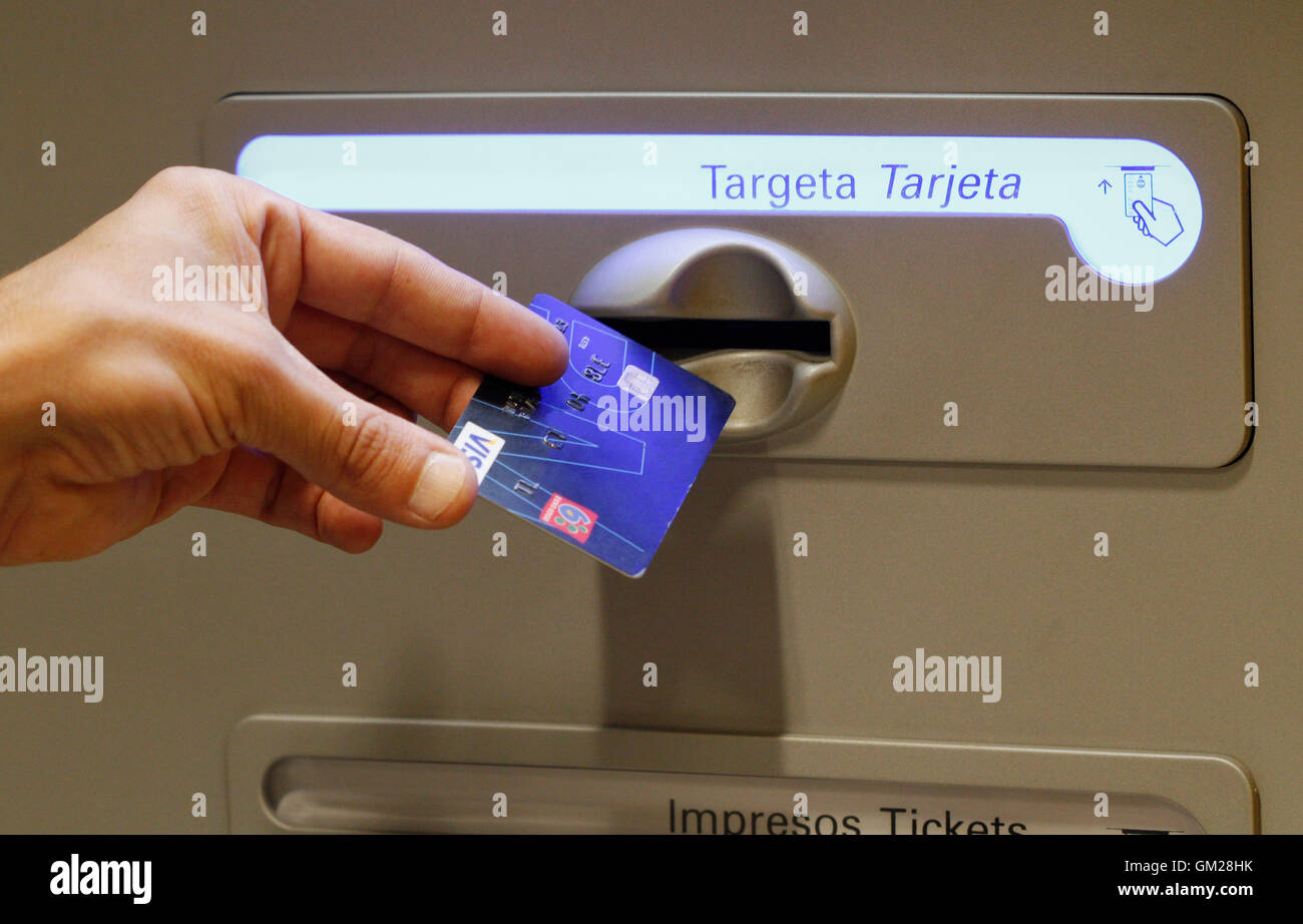 Inserting a credit card in a atm Stock Photo - Alamy