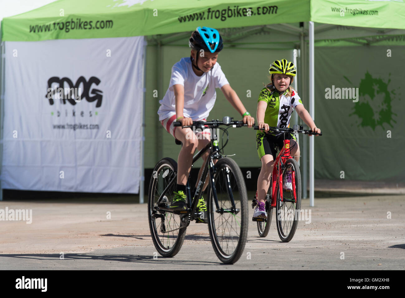The children and the frog hi-res stock photography and images - Alamy