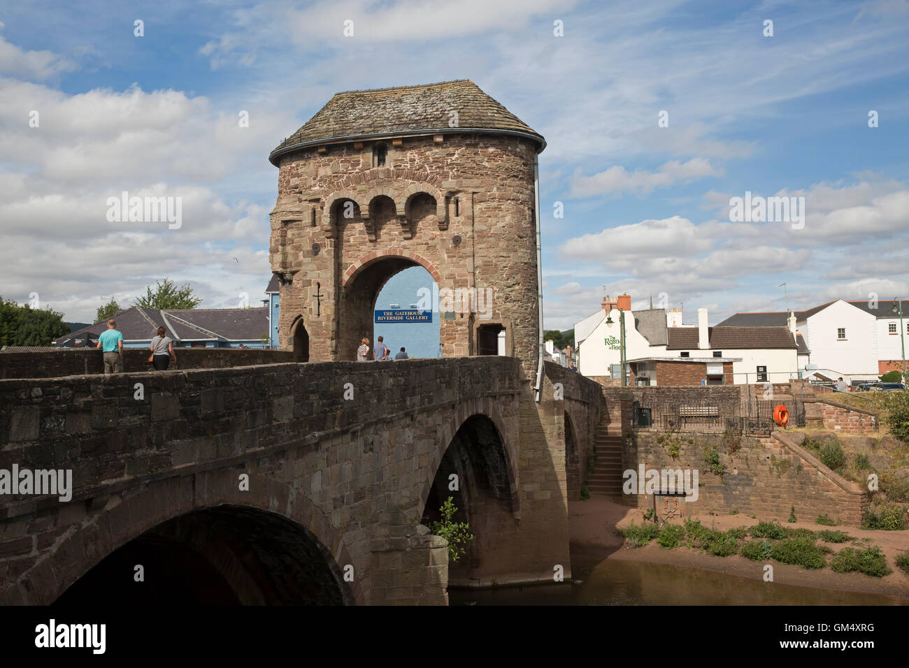 Gatehouse on the bridge over the River Monnow in Monmouth Wales Stock ...