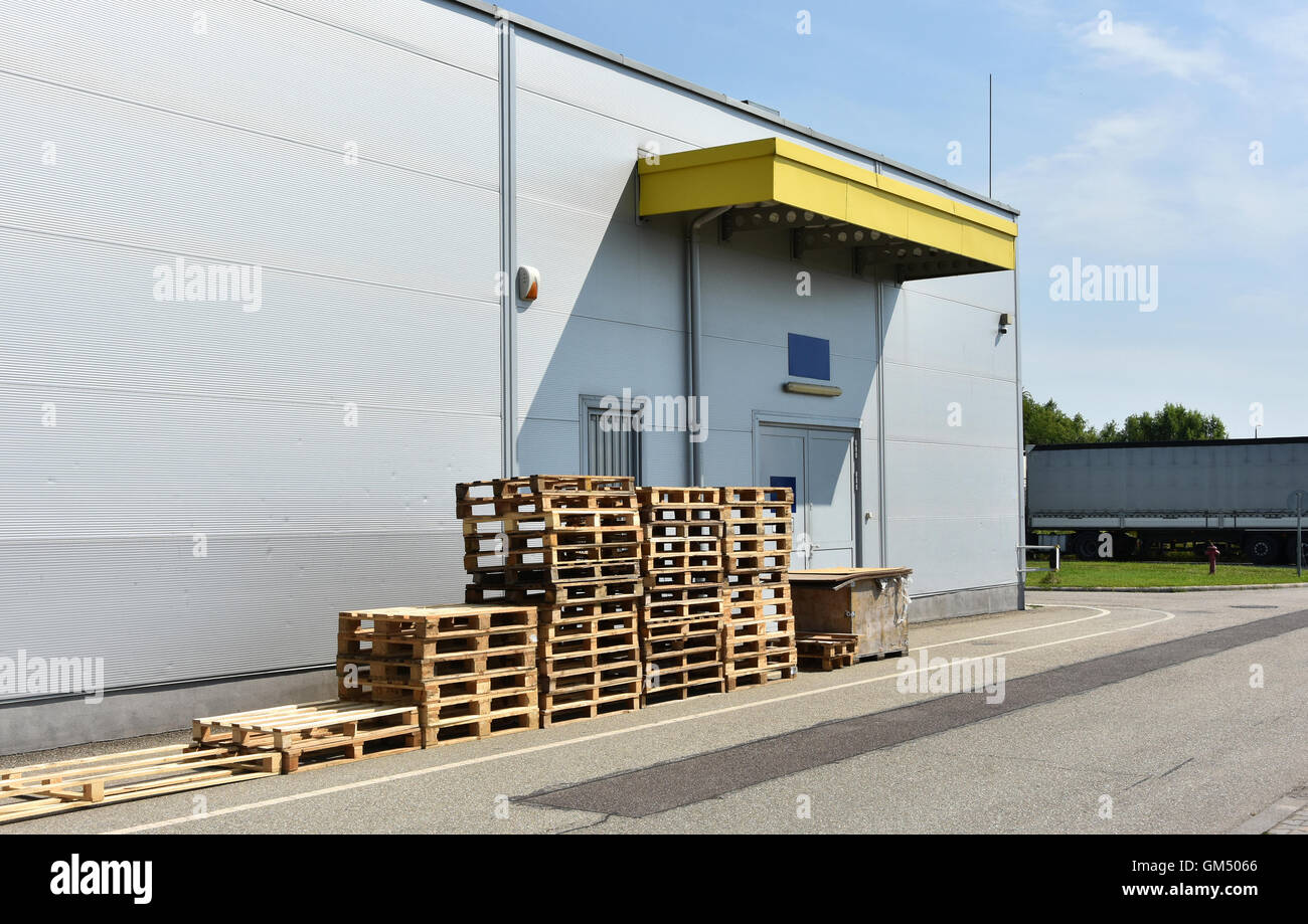 Loading area of a warehouse building in the city Stock Photo - Alamy