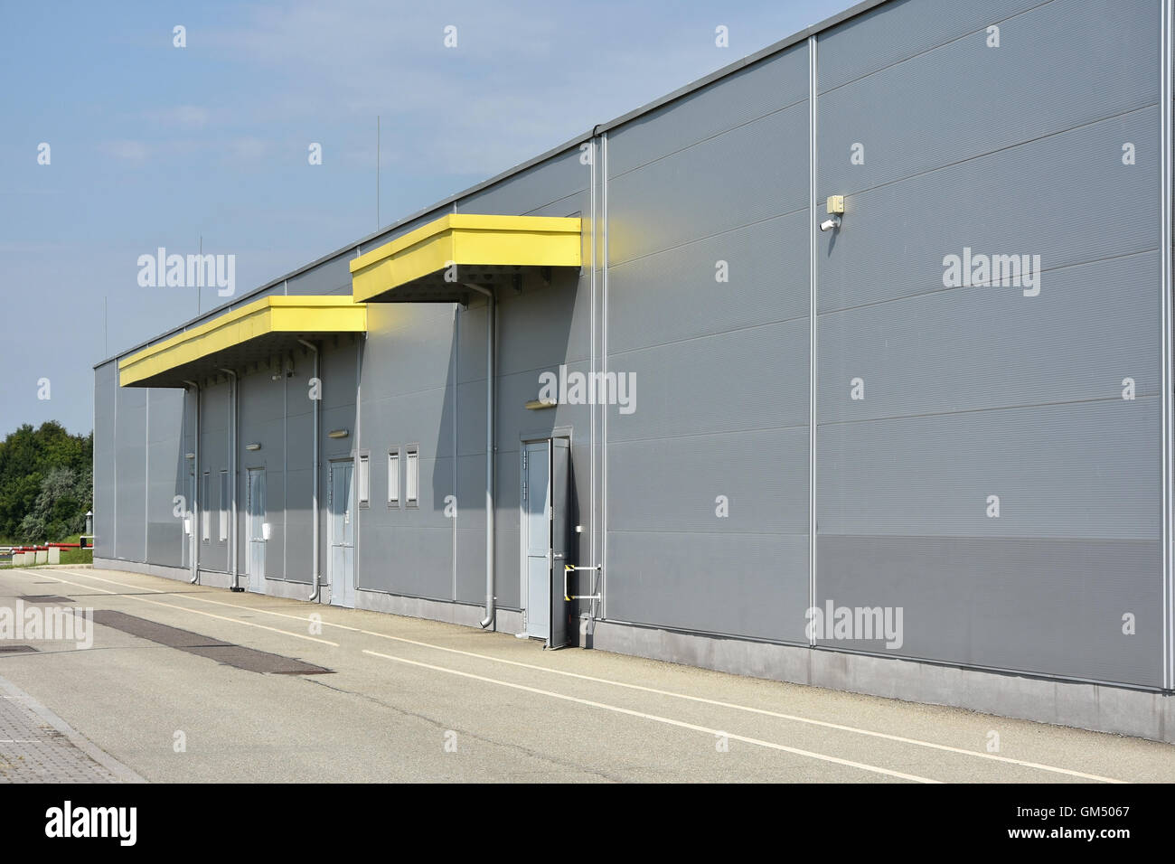 Warehouse building wall and rear entrance Stock Photo - Alamy