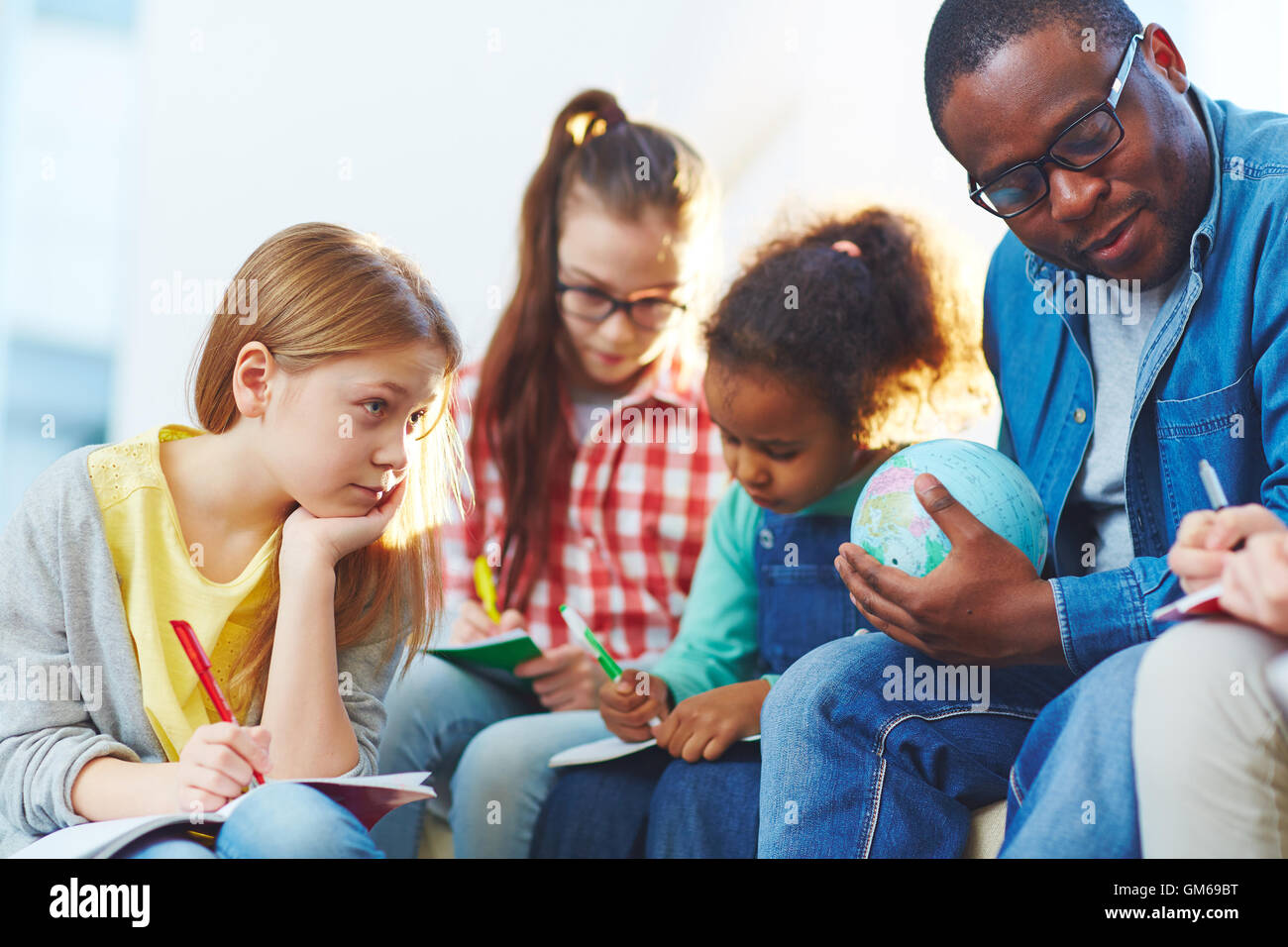 Children teamwork studio hi-res stock photography and images - Alamy