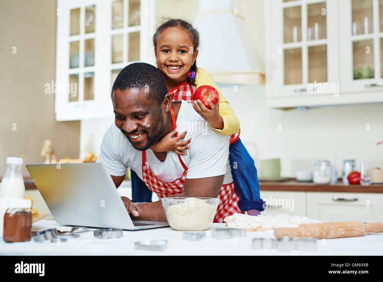 Girl child at computer family hi-res stock photography and images - Alamy