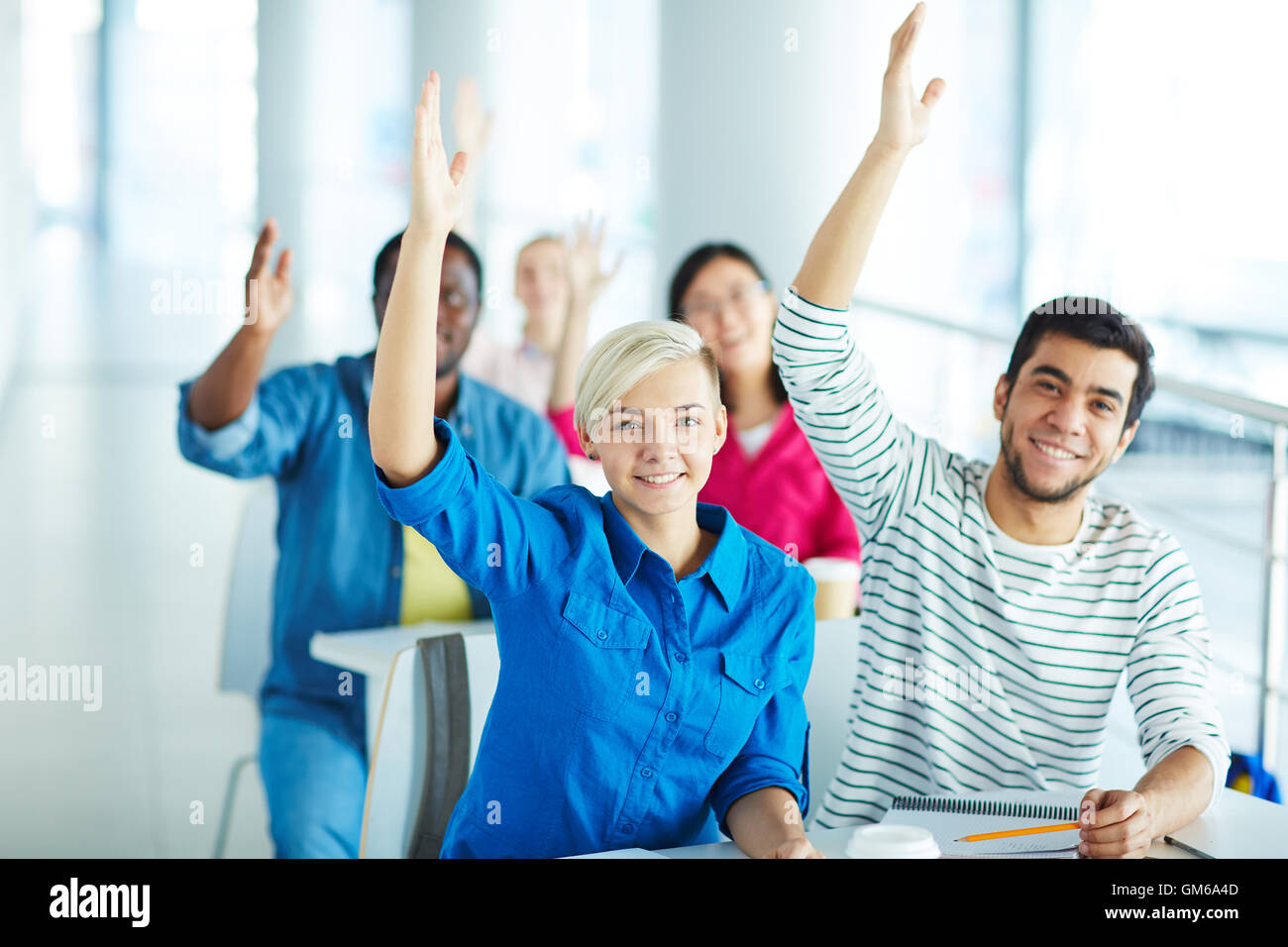 College student group sitting hi-res stock photography and images - Alamy