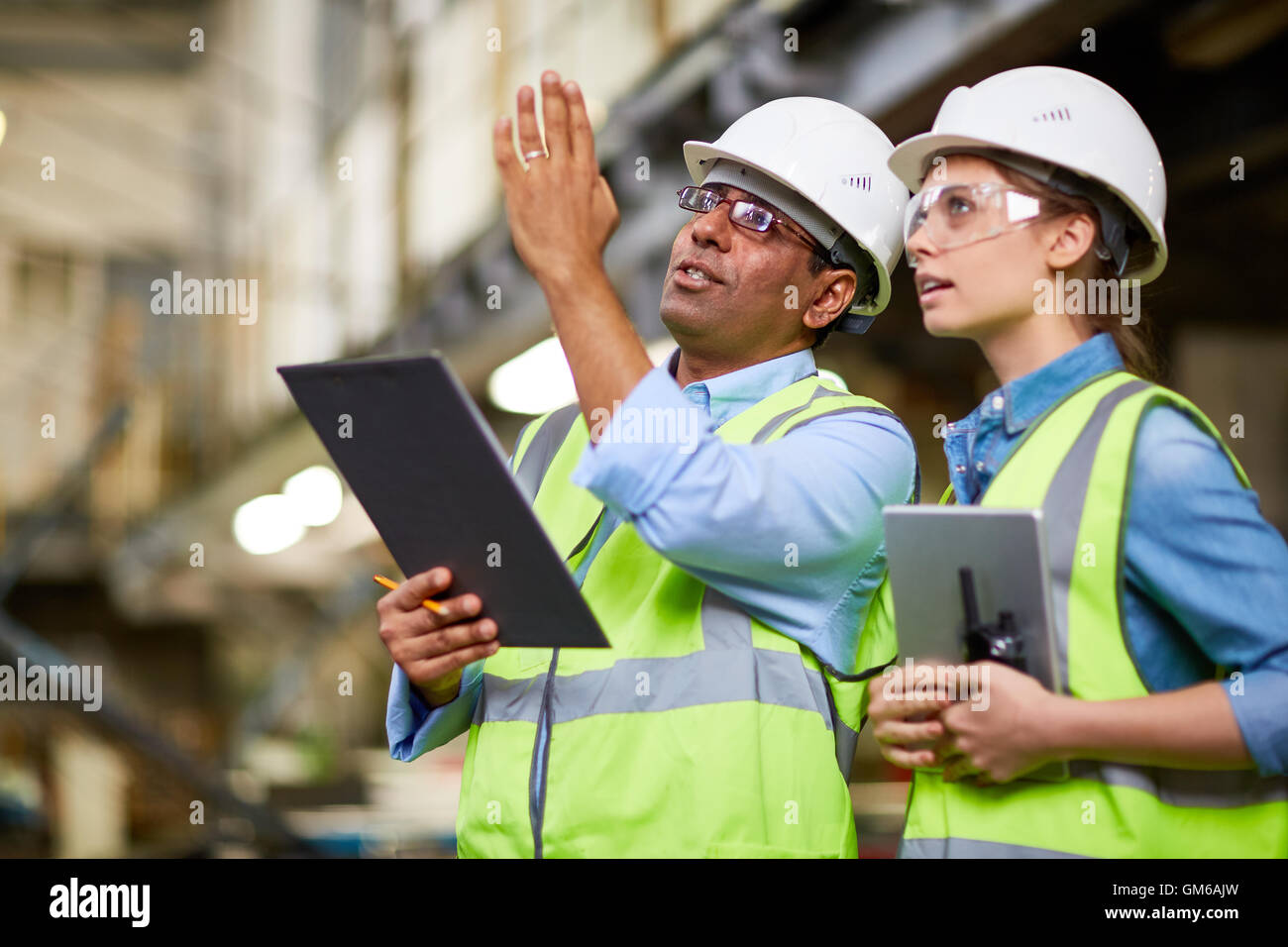 Manual workers working Stock Photo - Alamy