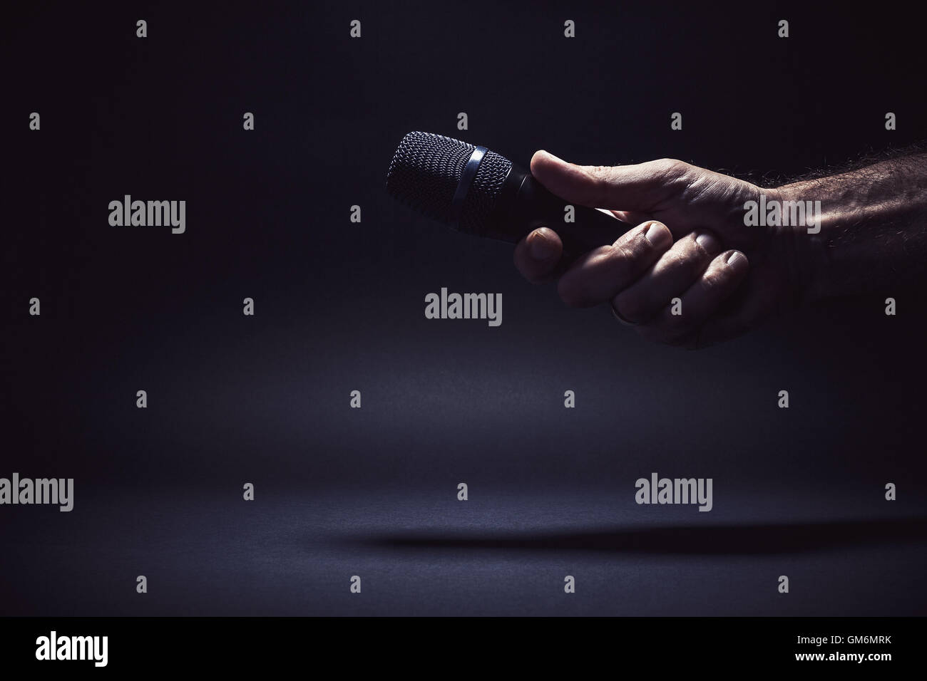 Hand holding microphone hi-res stock photography and images - Alamy