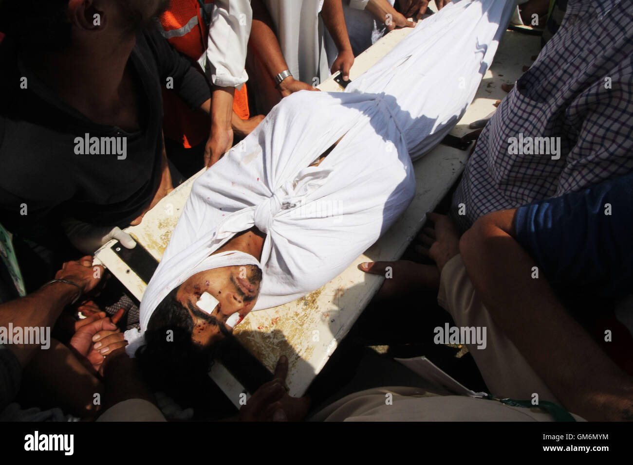 Srinagar, India. 24th Aug, 2016. Youth surround the dead body of Amir ...