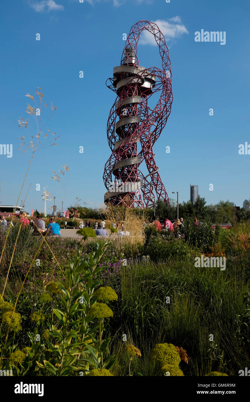 The 114.5m tall ArcelorMittal Orbit observation tower in the Queen ...