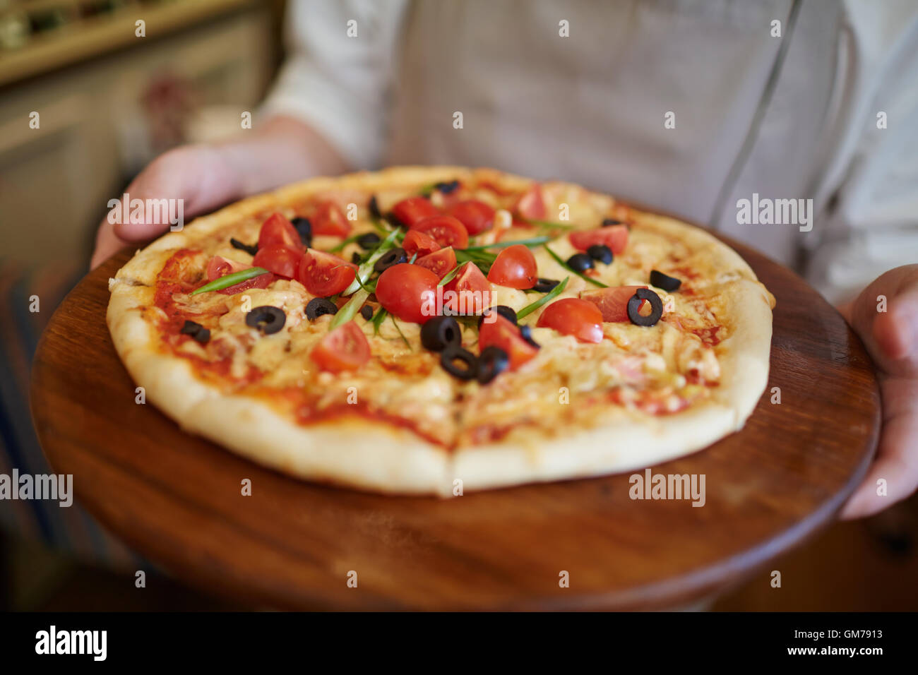 Serve plate food hand hi-res stock photography and images - Alamy