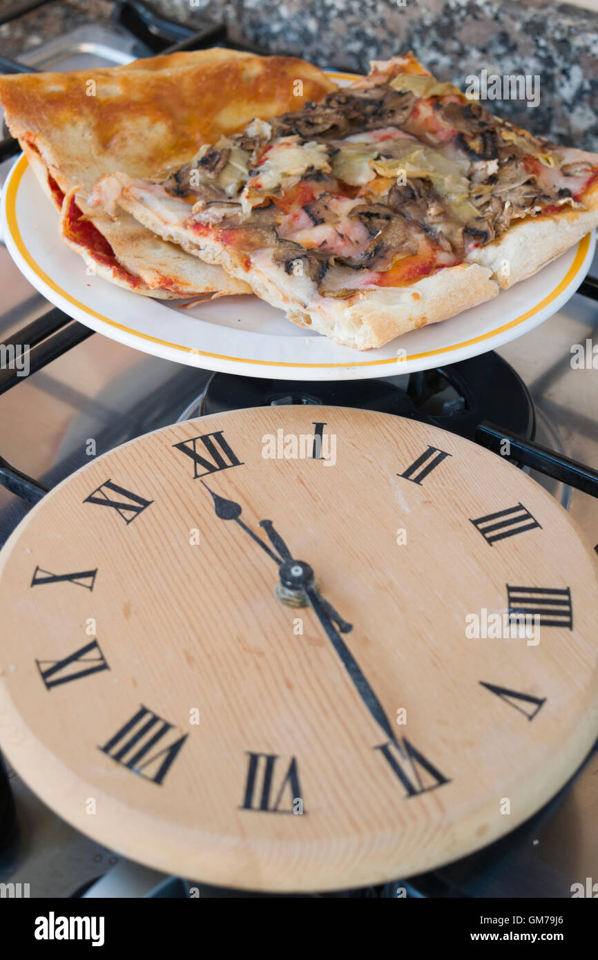 Pizza clock time hi-res stock photography and images - Alamy