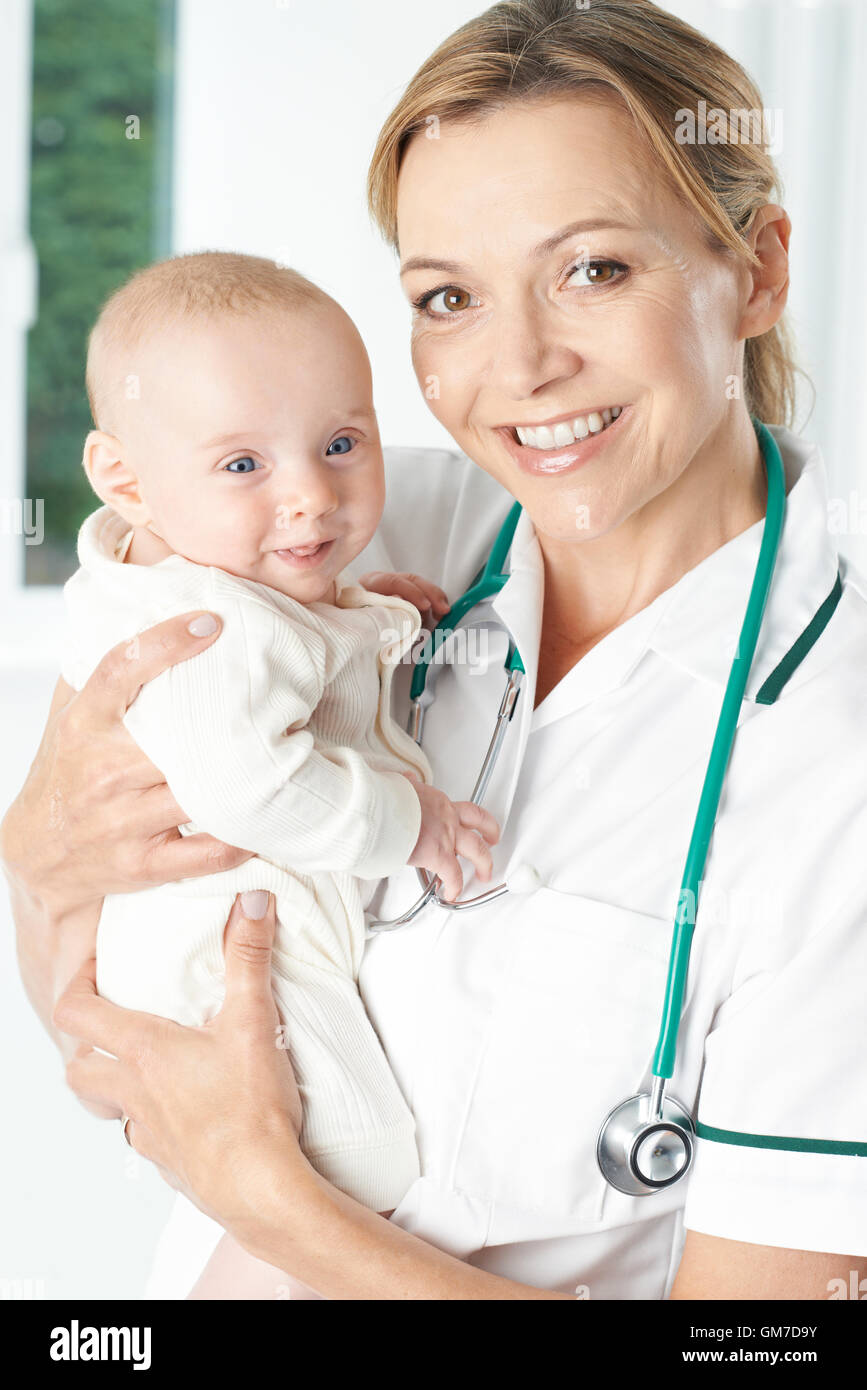 Pediatric nurse and baby hi-res stock photography and images - Alamy