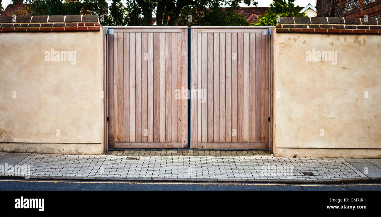 Modern mansion gate hi-res stock photography and images - Alamy