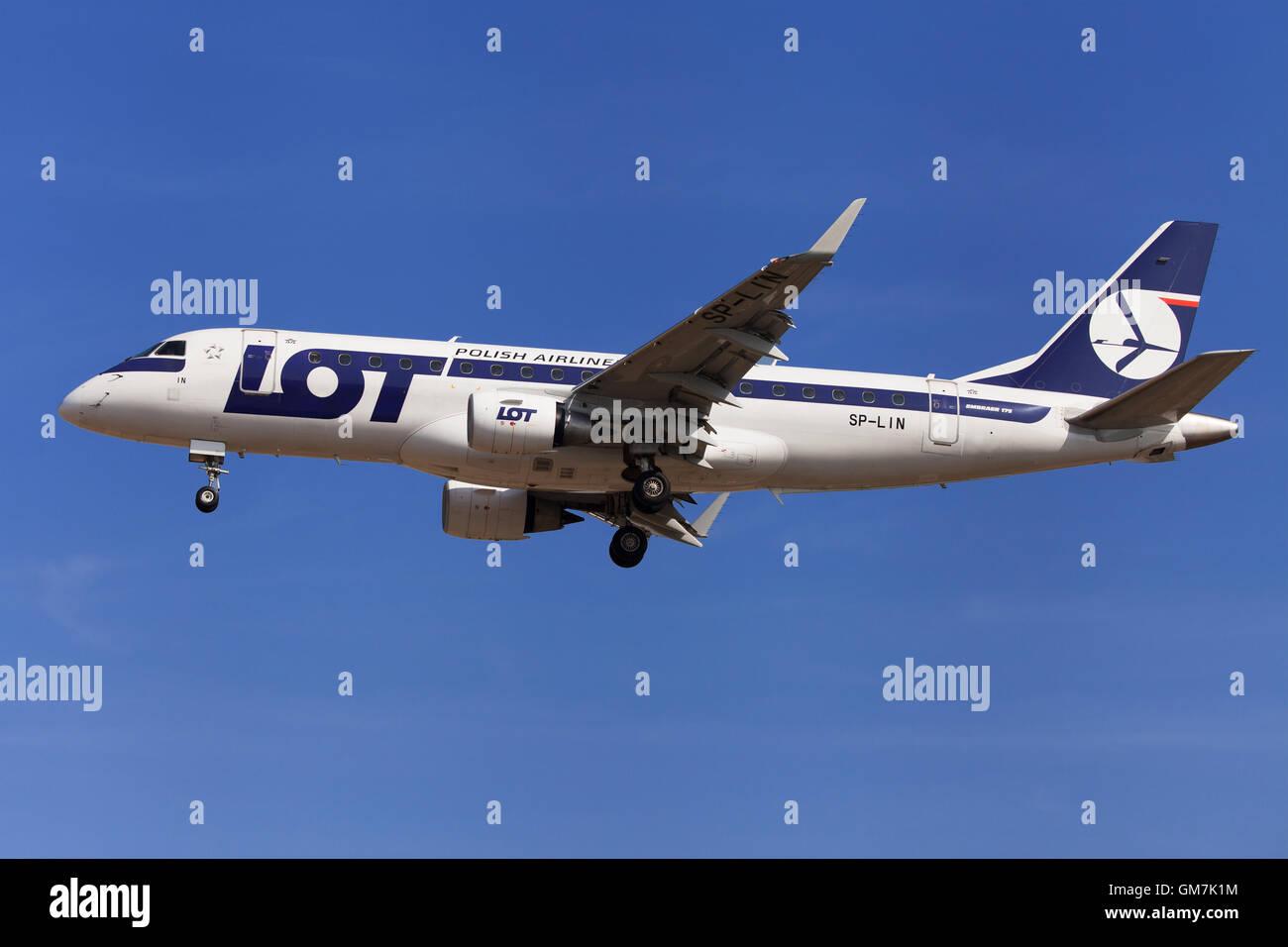 Embraer 175 hi-res stock photography and images - Alamy