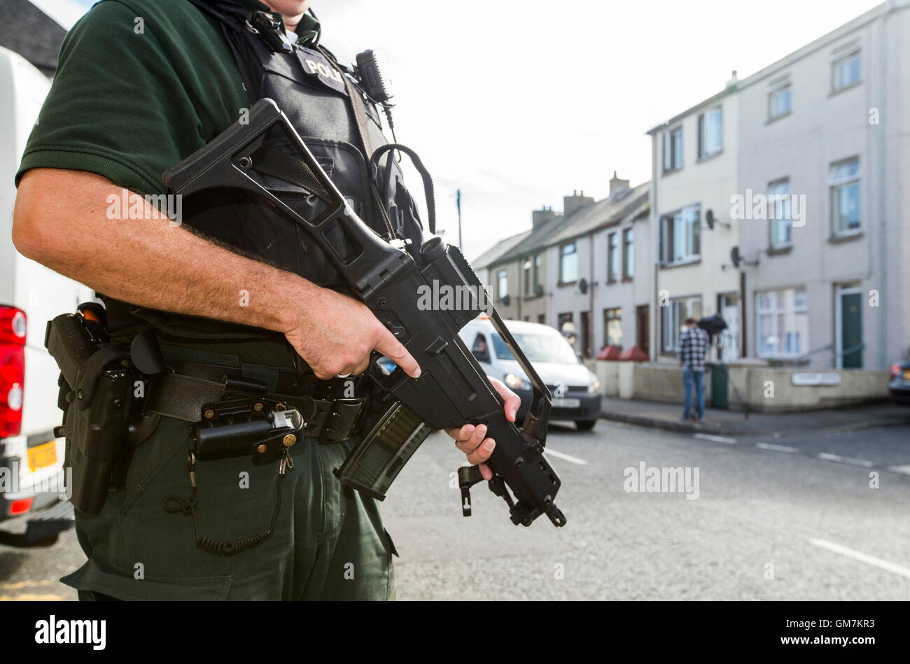 PSNI officers and Army technical officers search properties on Old ...