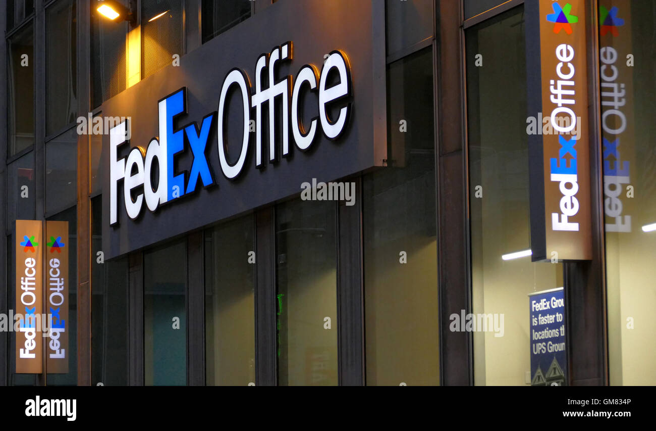 Fedex office store hi-res stock photography and images - Alamy