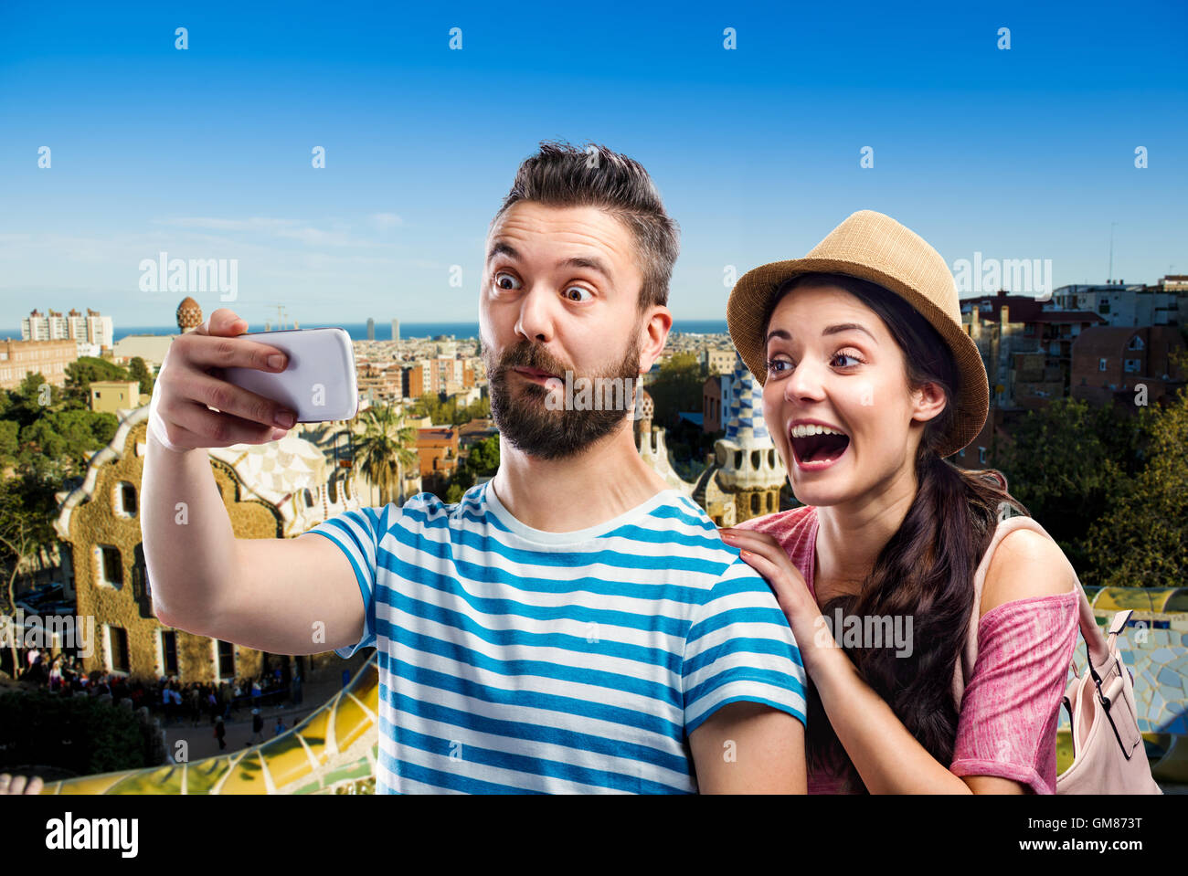 Couple with smartphone, taking selfie. Sunny summer city Stock Photo - Alamy