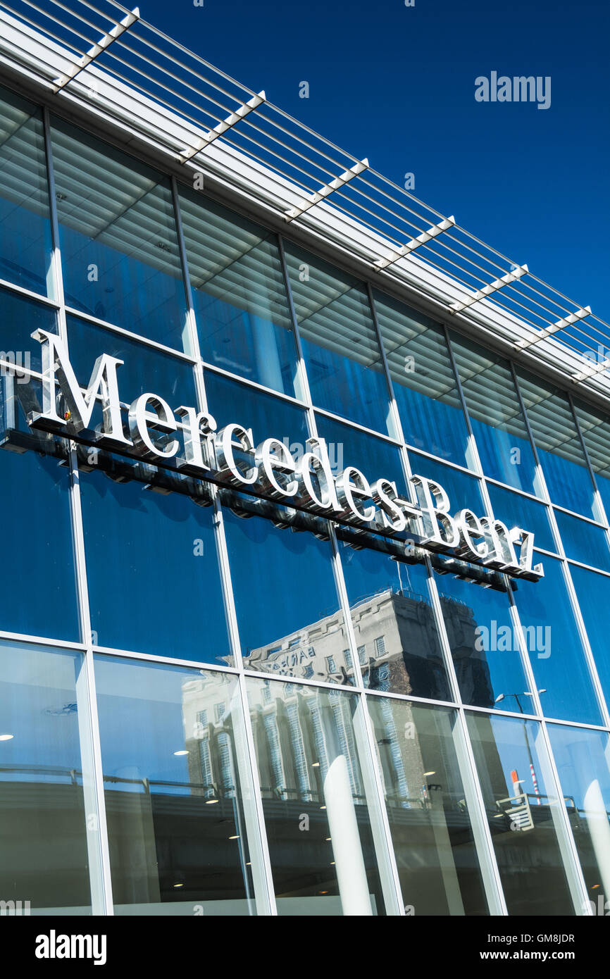 Showroom car exterior mercedes benz hi-res stock photography and images ...