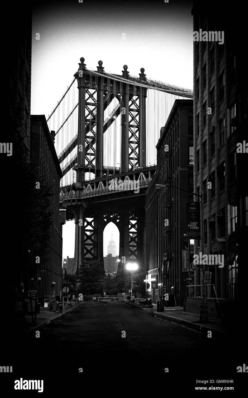 Night famous brooklyn bridge manhattan Black and White Stock Photos ...