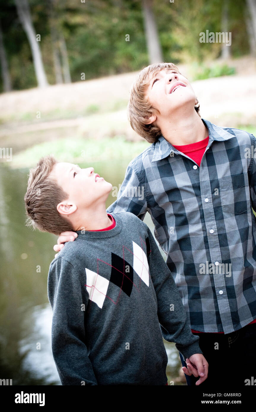 Two young boys looking up Stock Photo - Alamy