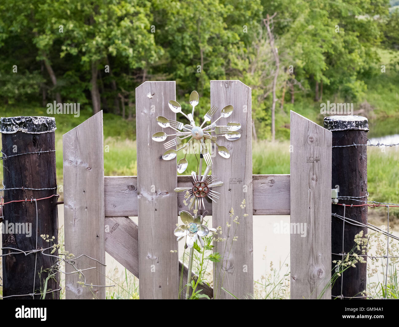 Barbed wire on gate hi-res stock photography and images - Alamy