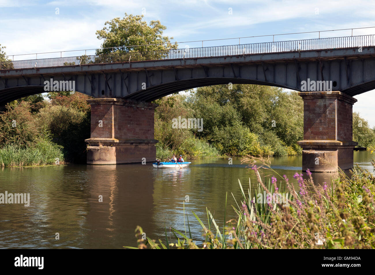 Railway bridge over the River Avon at Eckington, Worcestershire ...