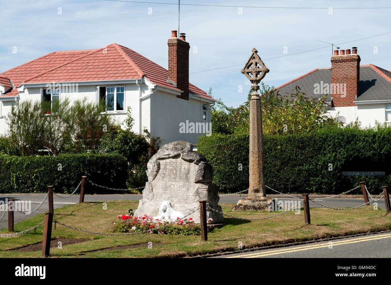 The village war memorial and cross, Eckington, Worcestershire, England ...